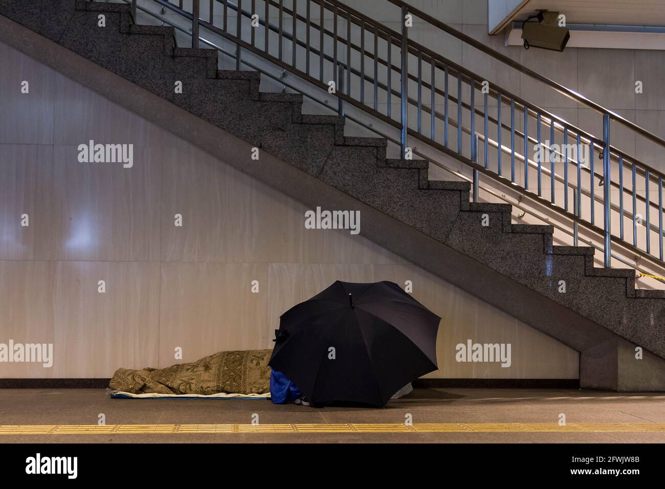 Homeless man with umbrella High Resolution Stock Photography and Images ...