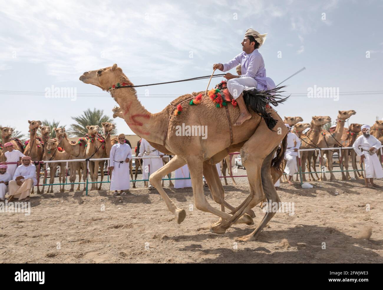 Omani men in traditional clothing hi-res stock photography and images ...