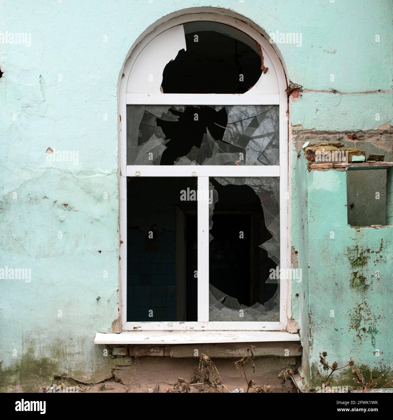 Broken window in an old residential building Stock Photo - Alamy