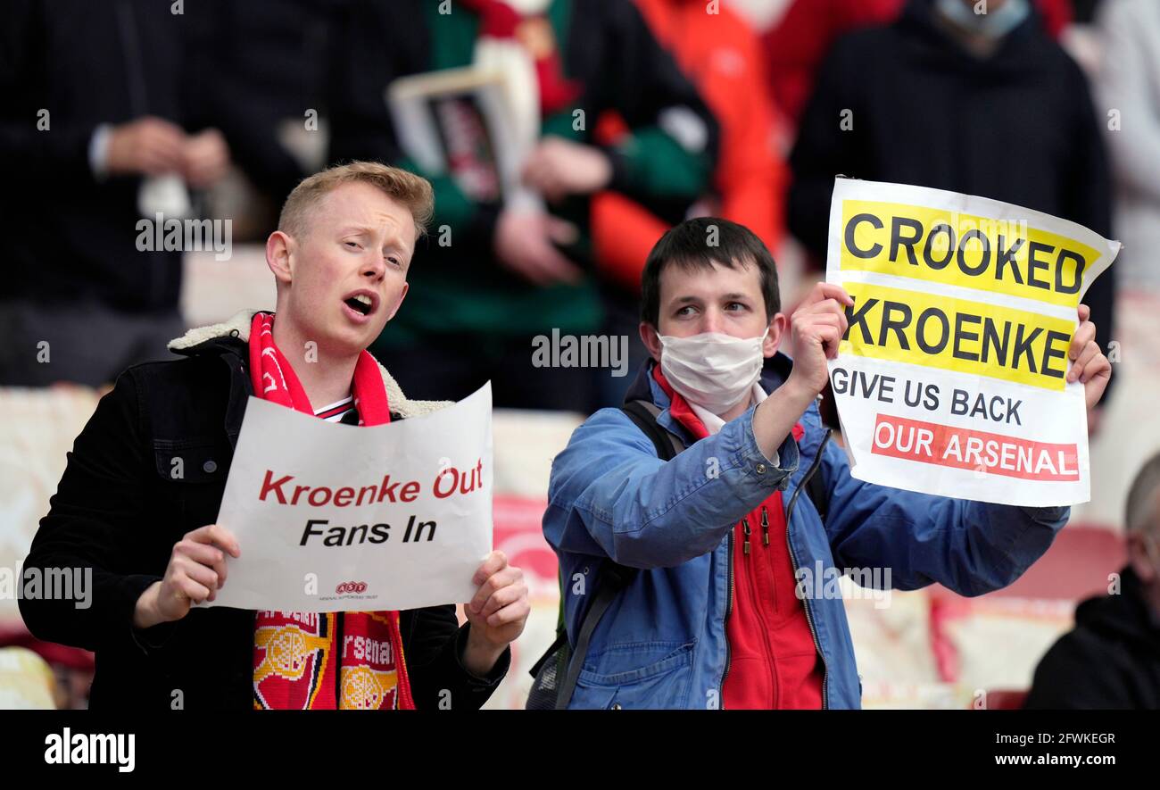 Arsenal fans protest against owner Stan Kroenke before the Premier ...