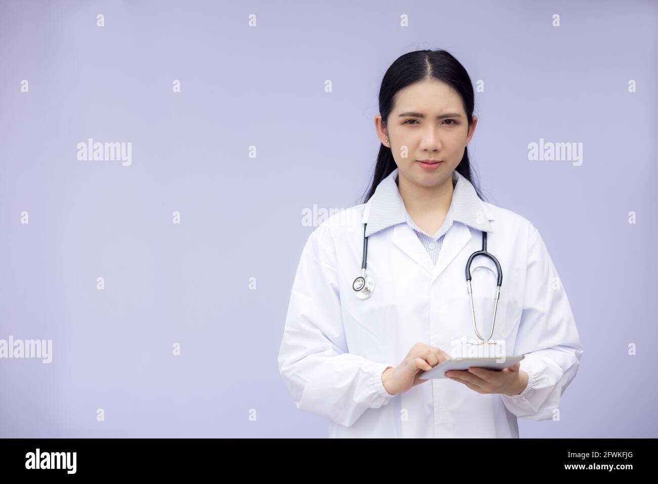 Beautiful young asian female doctor hi-res stock photography and images ...