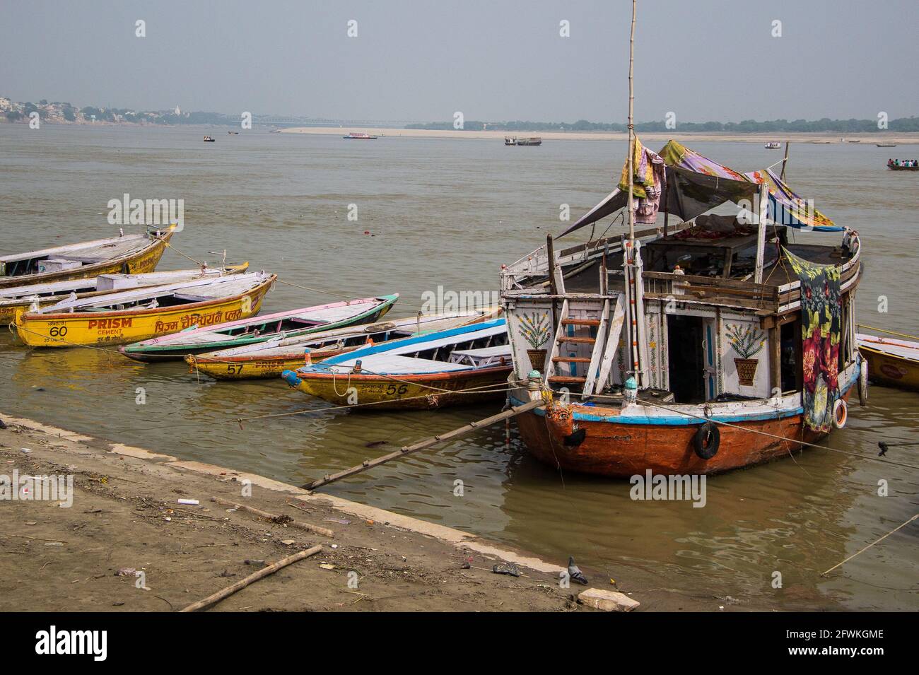 Old houseboat hi-res stock photography and images - Alamy