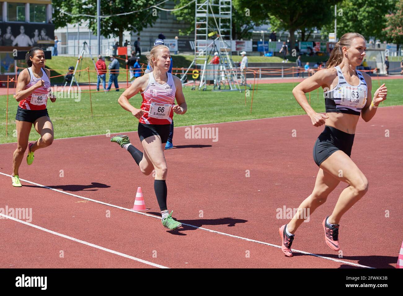 Landquart, Schweiz. 23. Mai 2021. Lydia Boll führt im 800m Lauf vor ...