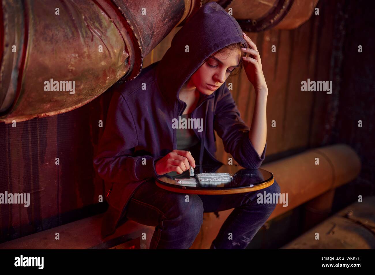 Drug addict woman with powder prepares a dose Stock Photo - Alamy
