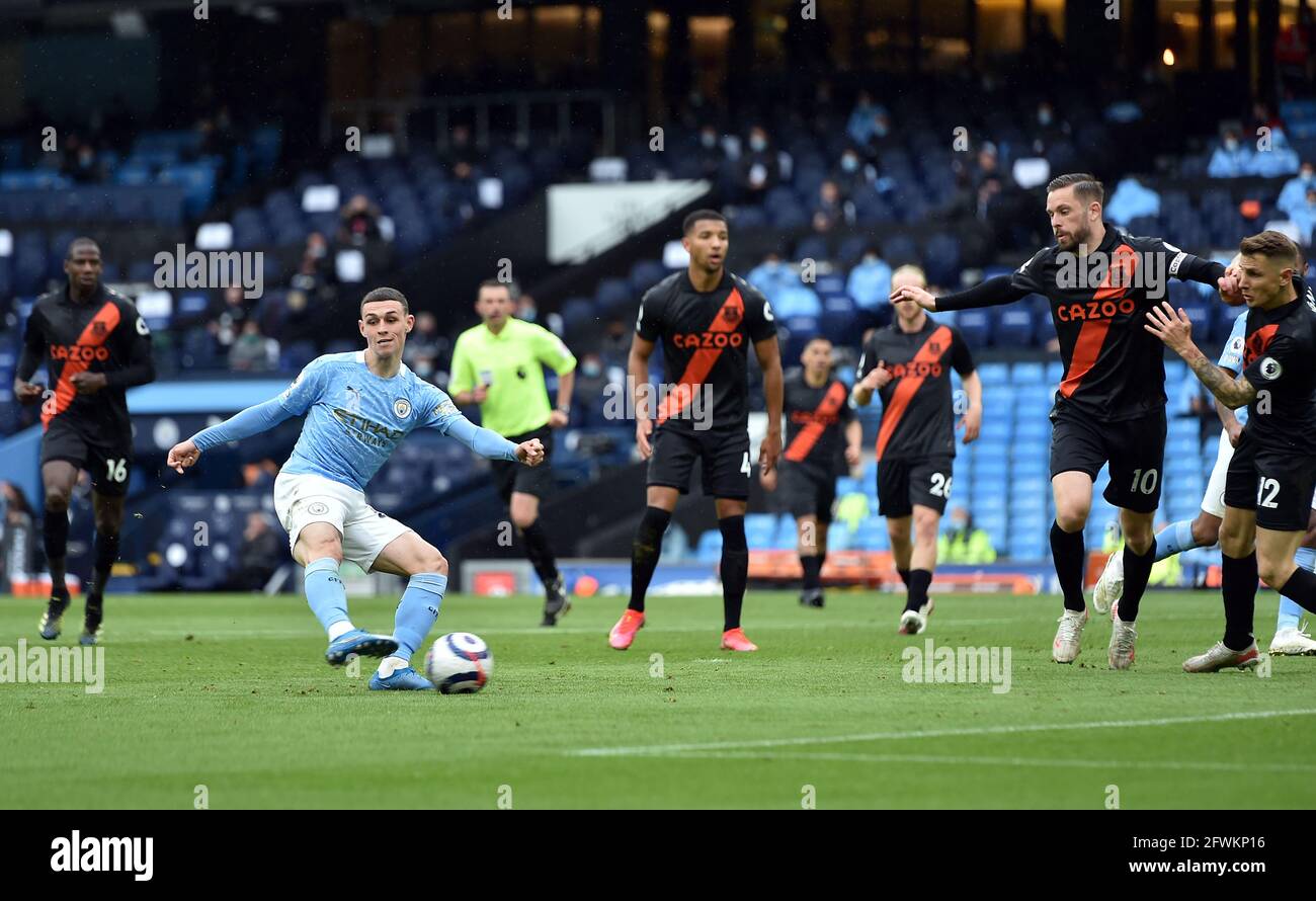 Manchester City's Phil Foden scores their side's third goal of the game ...