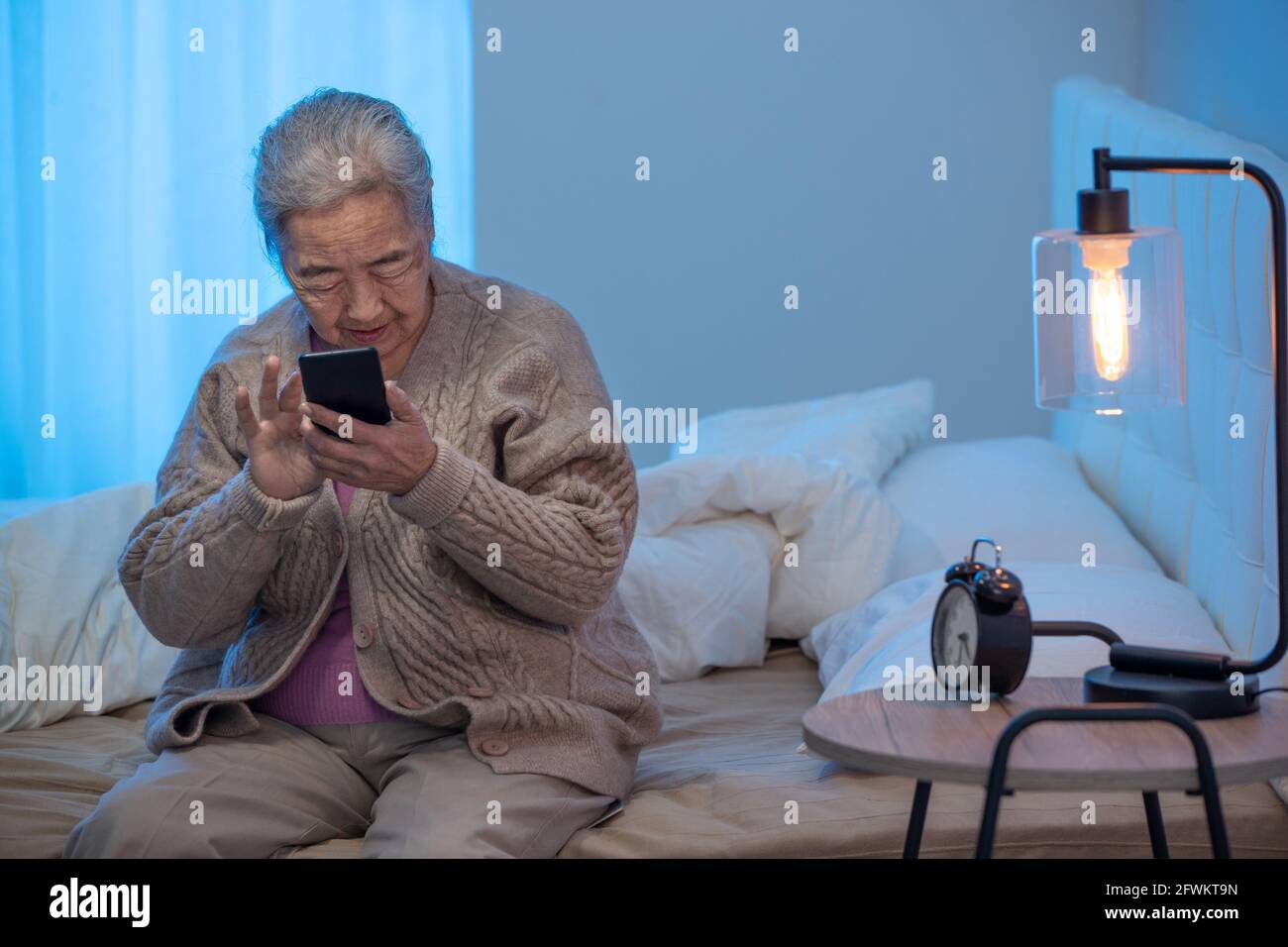 The old man mobile phone use Stock Photo - Alamy