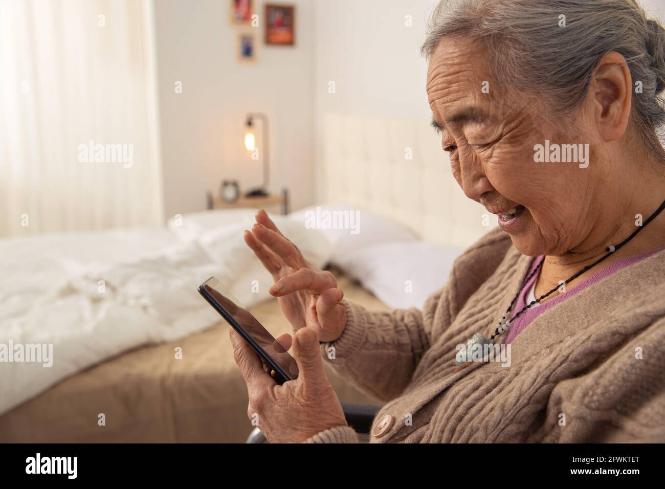 The old man mobile phone use Stock Photo - Alamy