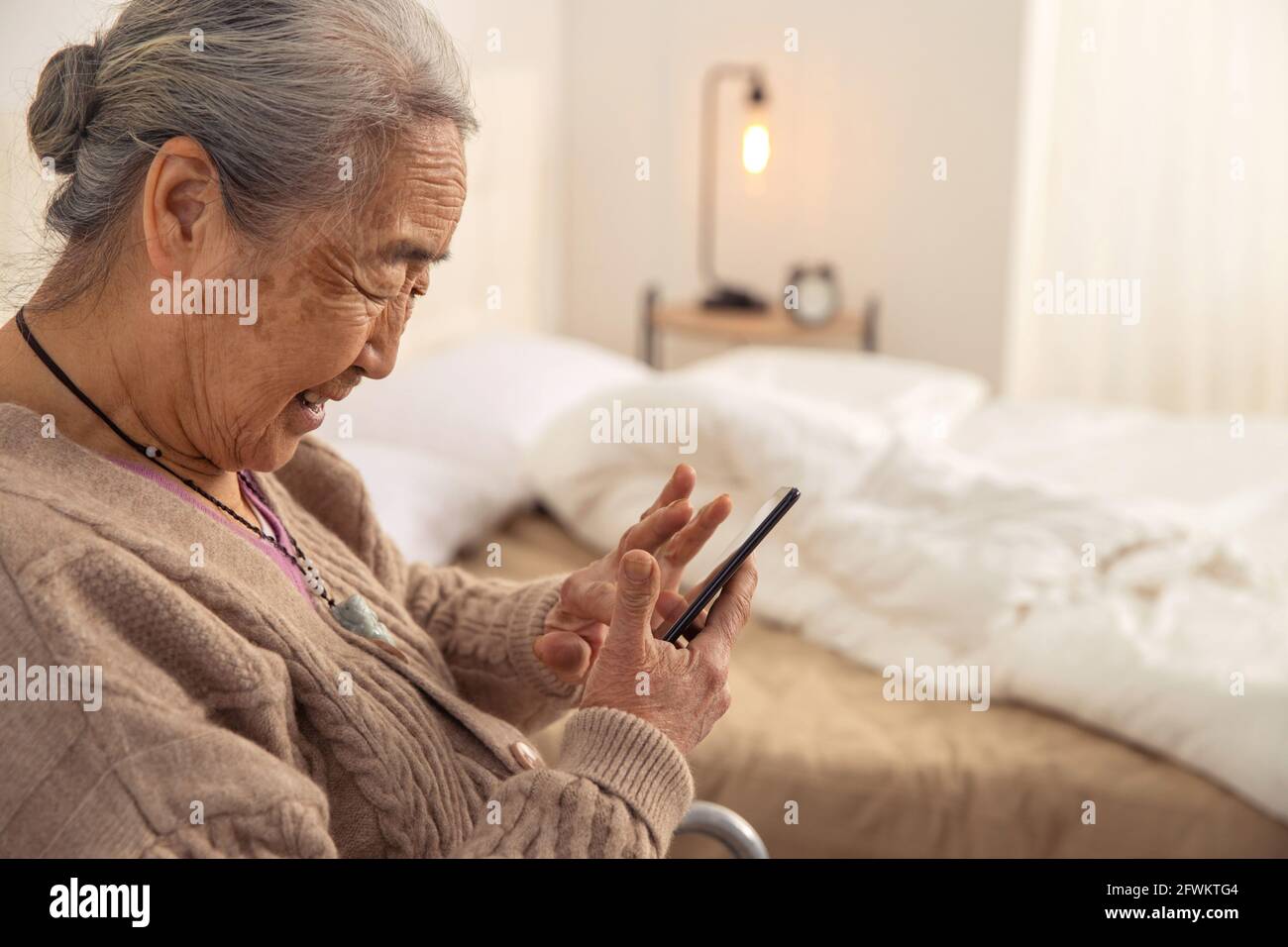 The old man mobile phone use Stock Photo - Alamy