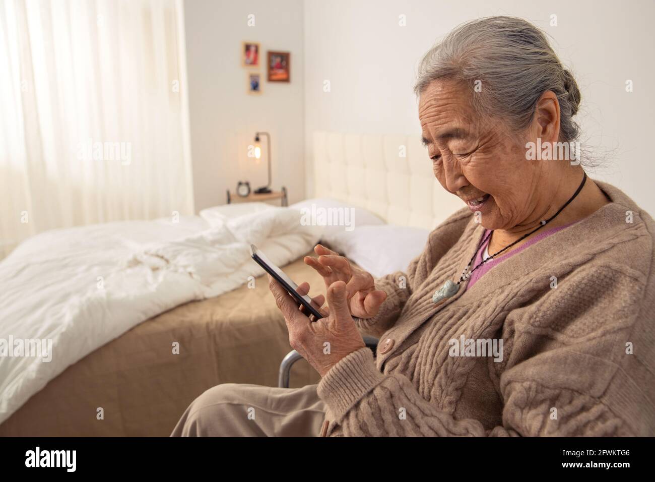 The old man mobile phone use Stock Photo - Alamy