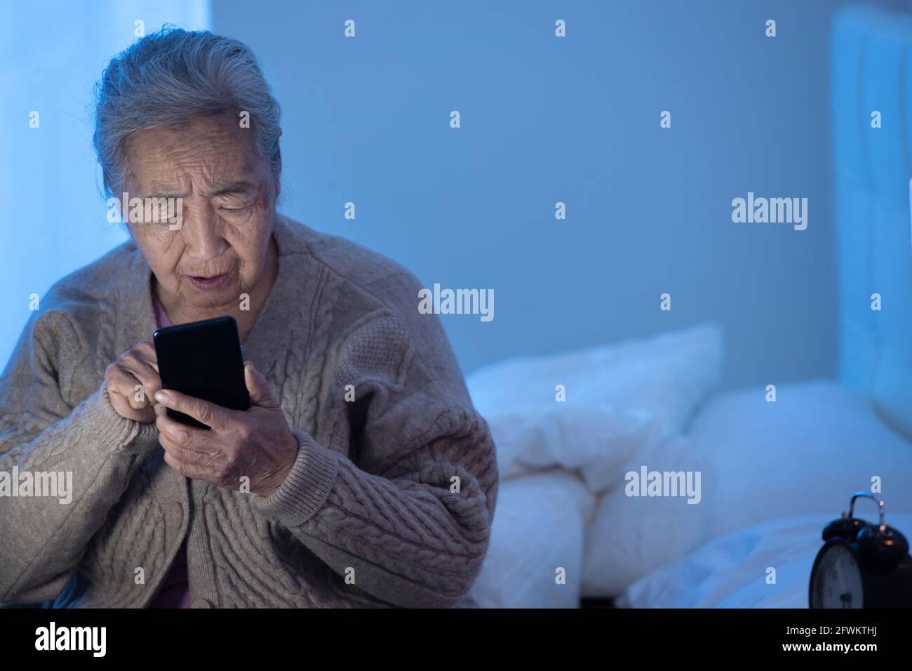 The old man mobile phone use Stock Photo - Alamy
