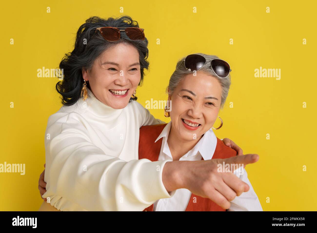Two elderly sisters hi-res stock photography and images - Alamy