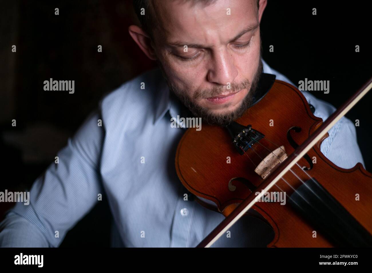 Violin close up hi-res stock photography and images - Alamy