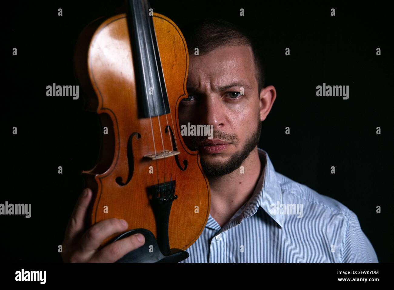 Portrait of a violinist hi-res stock photography and images - Alamy