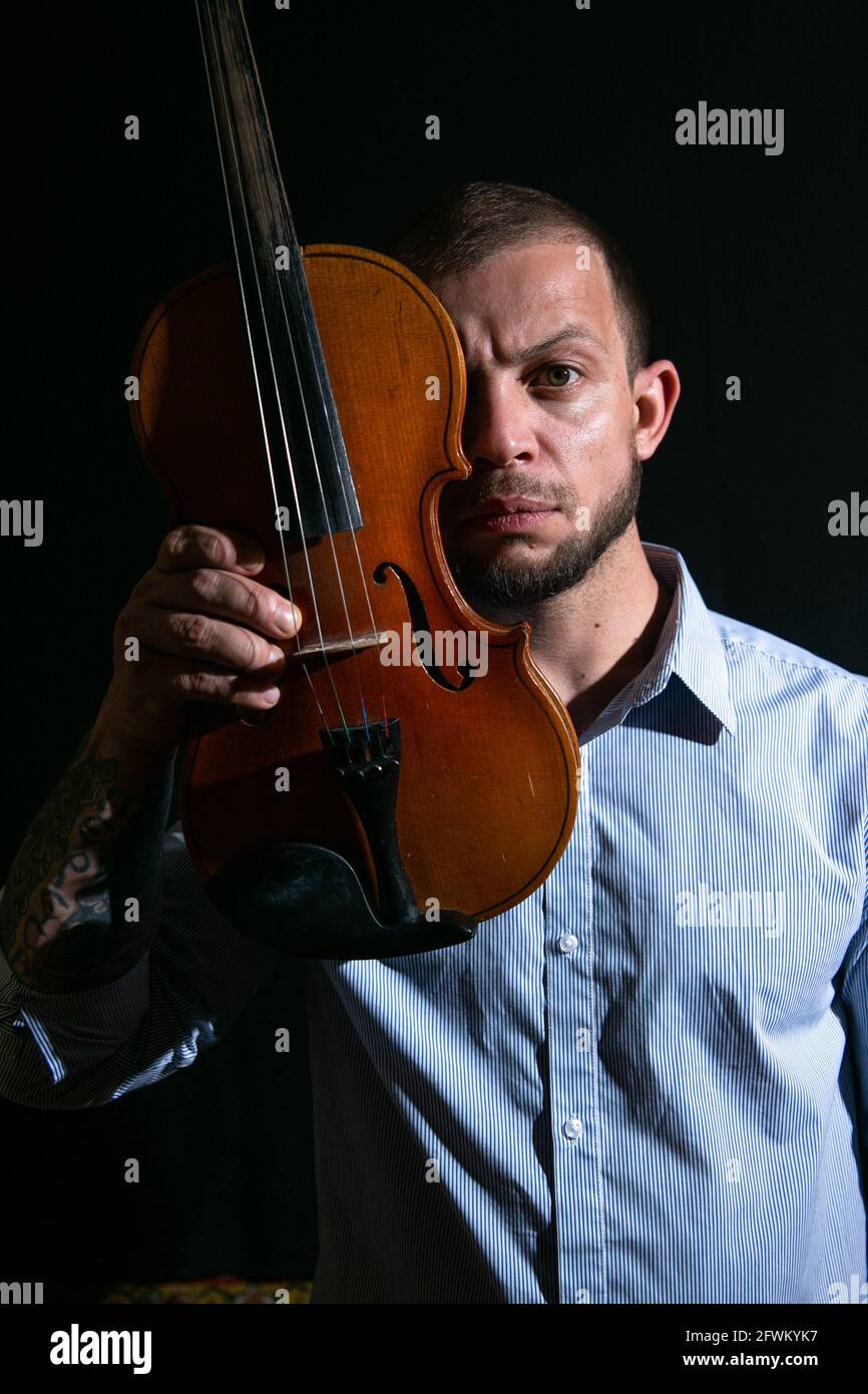 Male violinist hi-res stock photography and images - Alamy