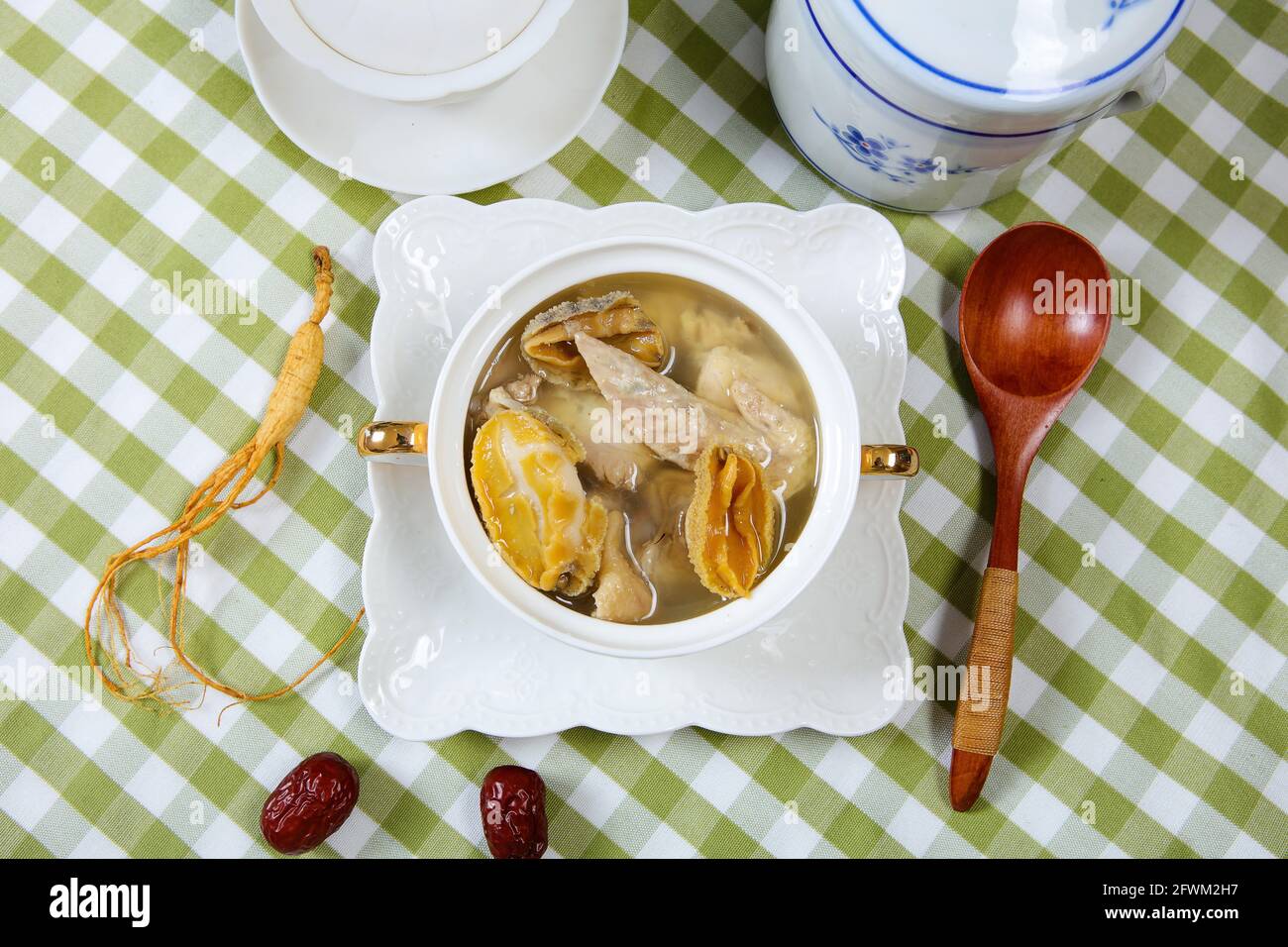 Abalone in clay pot chicken Stock Photo - Alamy