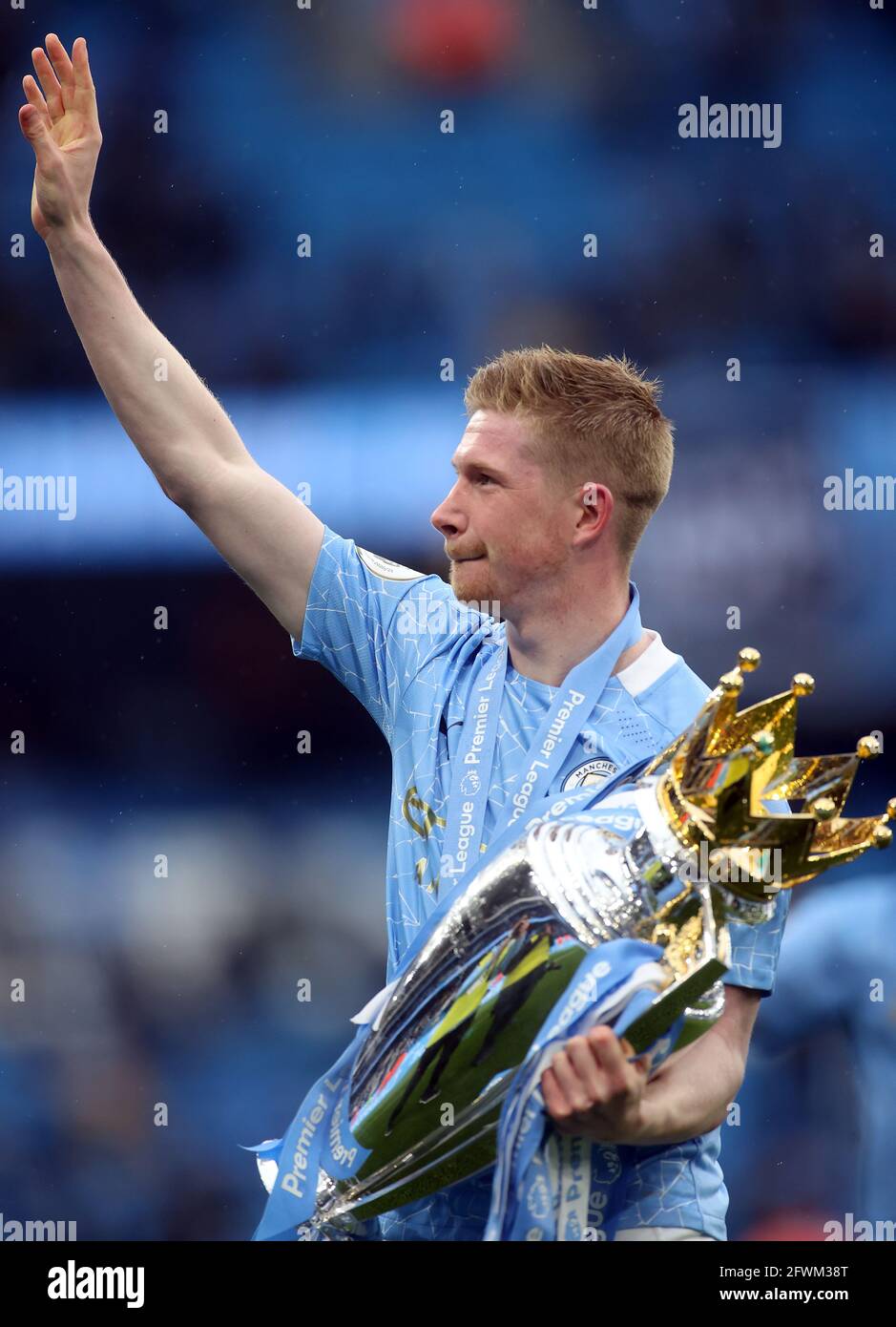 Kevin de bruyne premier league trophy hi-res stock photography and ...