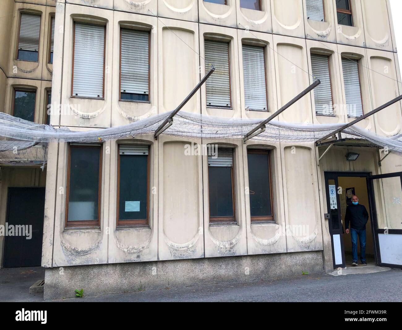 Poor social housing hi-res stock photography and images - Alamy