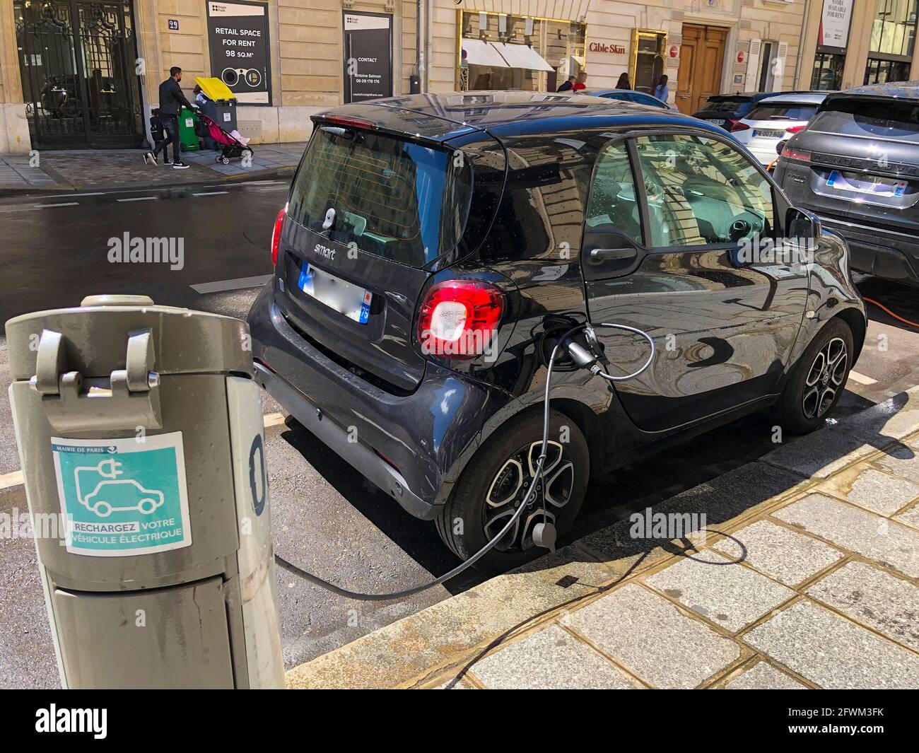 France smart car street view hi-res stock photography and images - Alamy