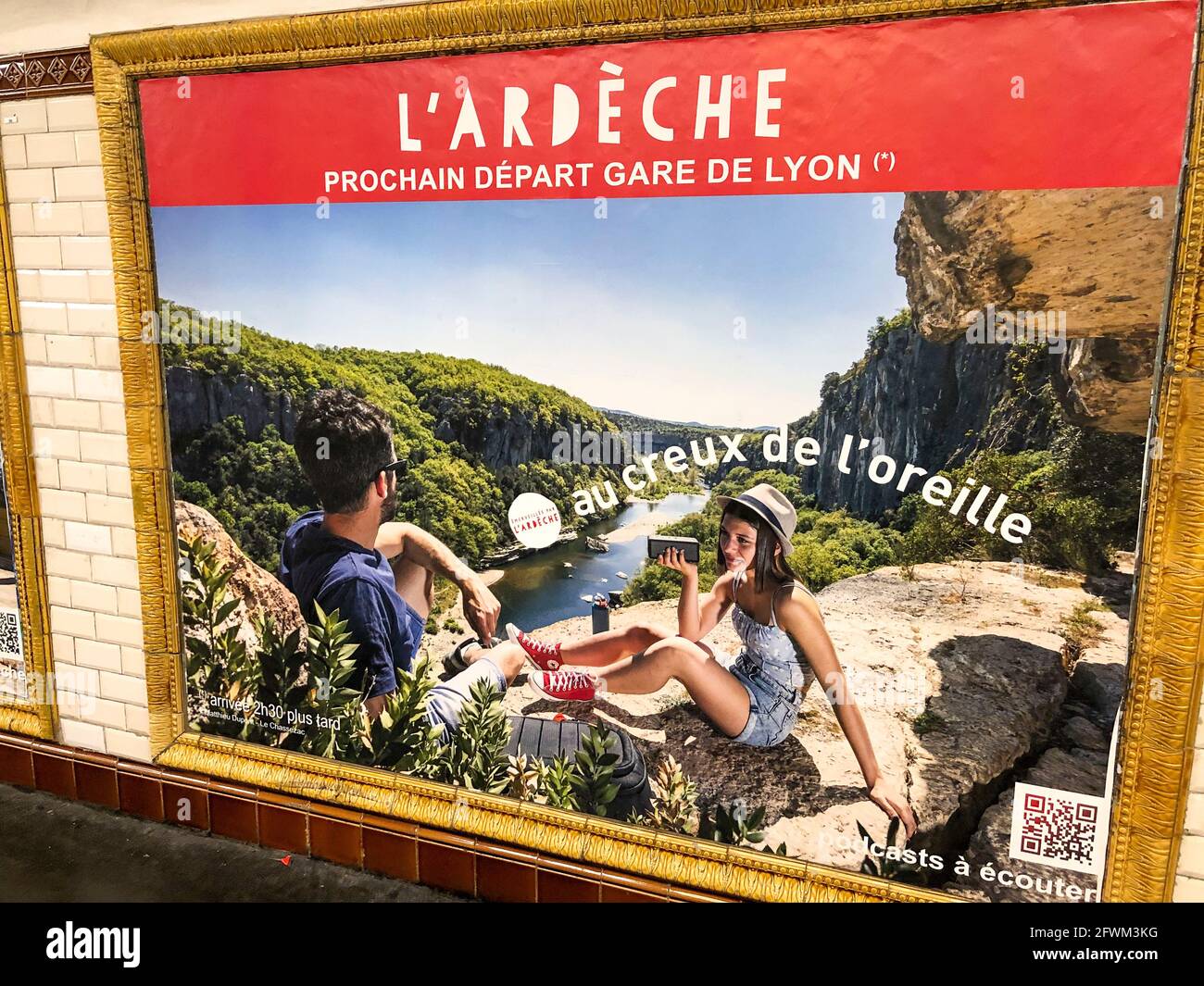 Billboard in subway paris hi-res stock photography and images - Alamy