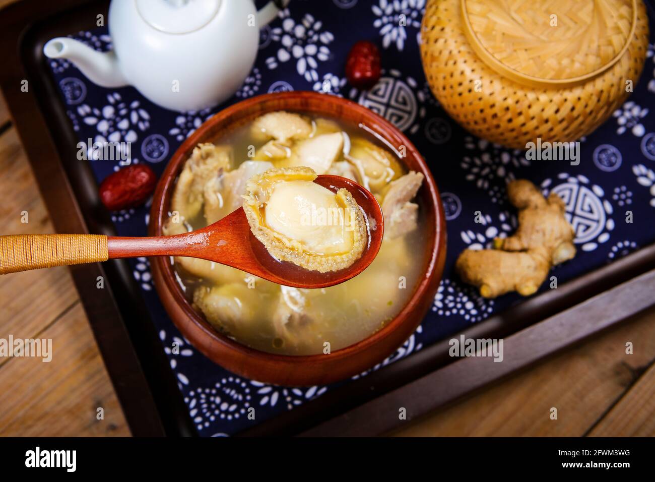 Abalone in clay pot chicken Stock Photo - Alamy