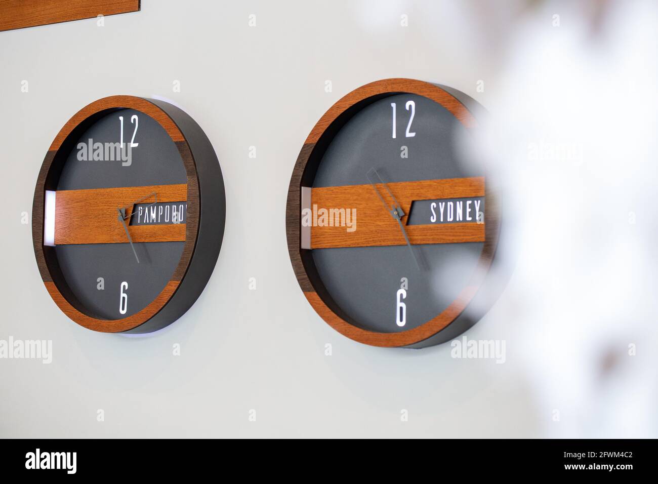 Hotel reception desk clocks hi-res stock photography and images - Alamy