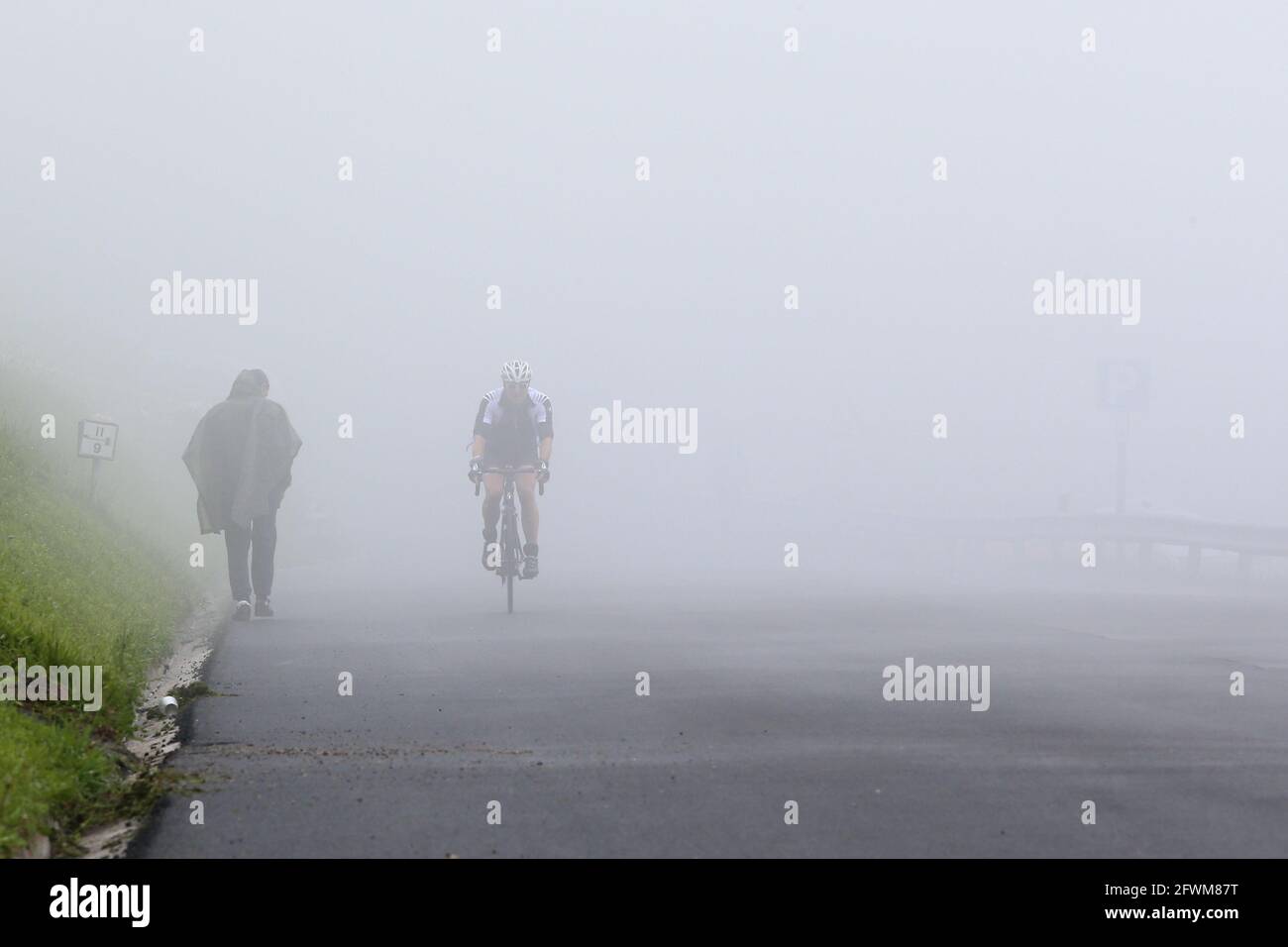 Monte zoncolan cyclist hi-res stock photography and images - Alamy