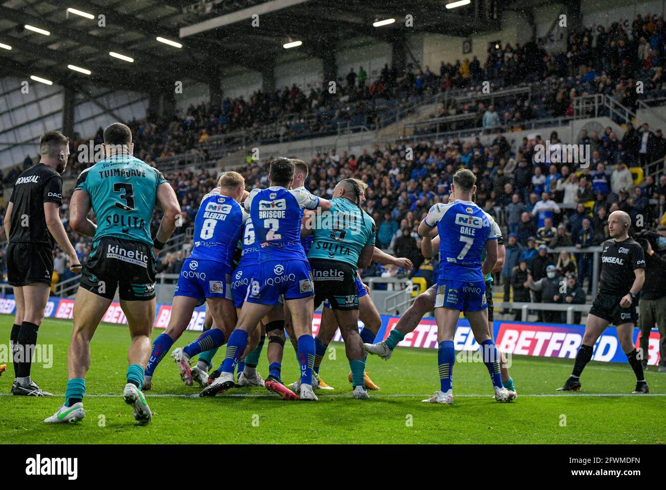 Teams clash hi-res stock photography and images - Alamy