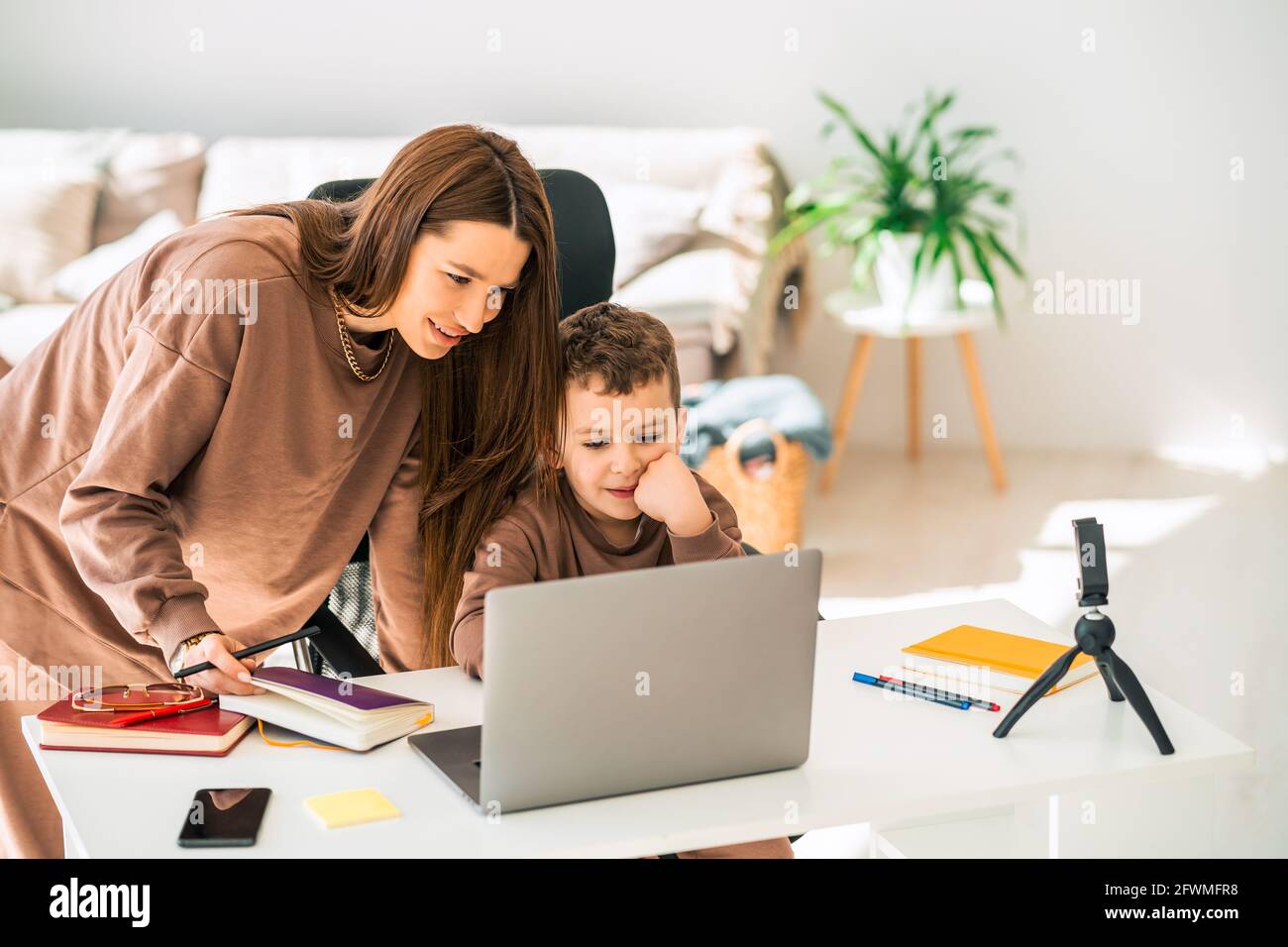 Parent teenager on laptop homework hi-res stock photography and images ...