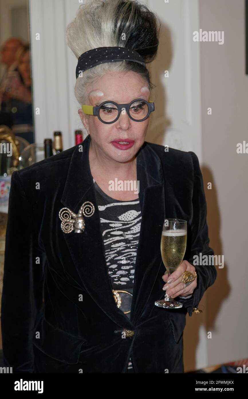 Inside the arc de triomphe hi-res stock photography and images - Alamy