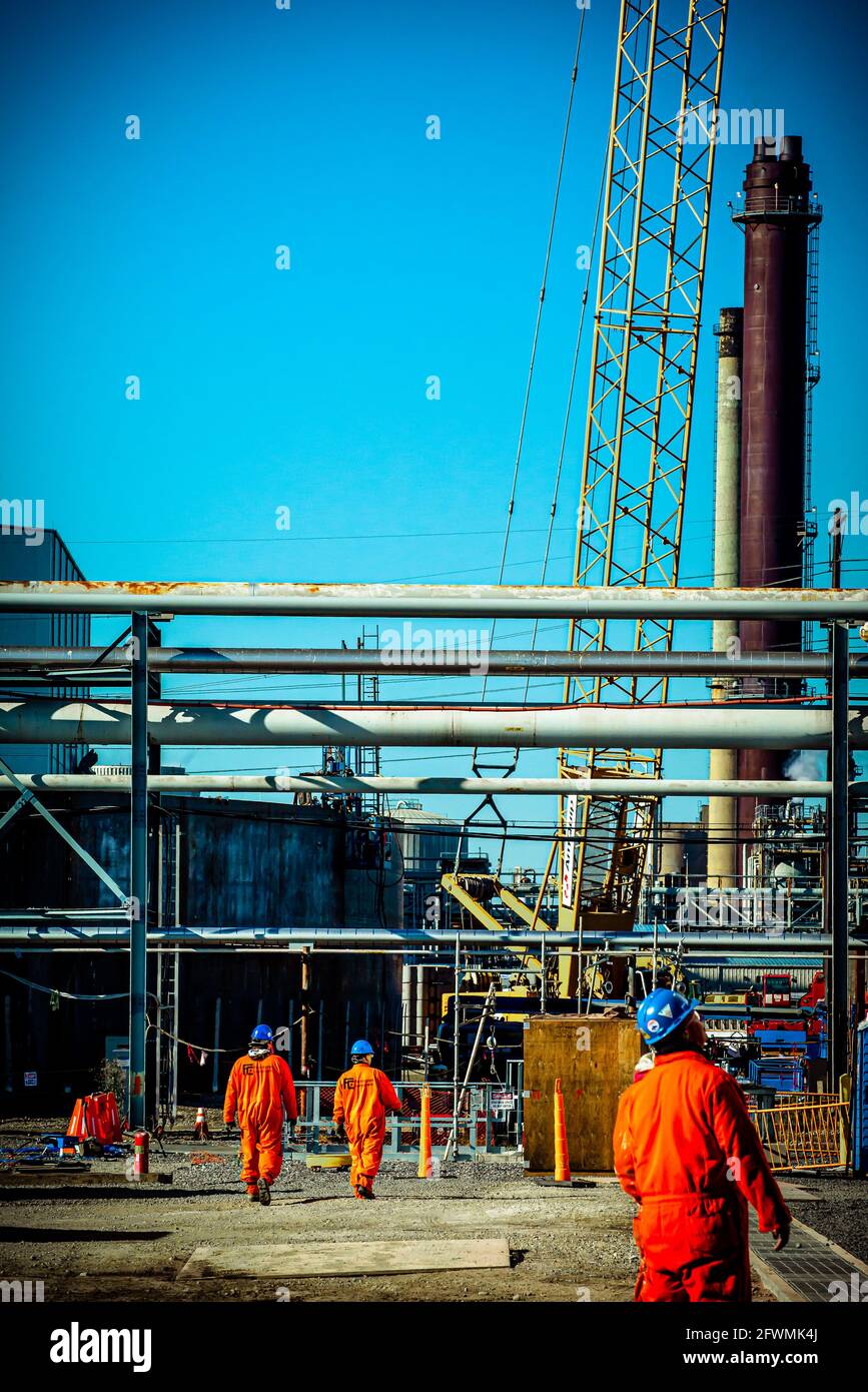 Oil refinery, industrial workers Stock Photo - Alamy