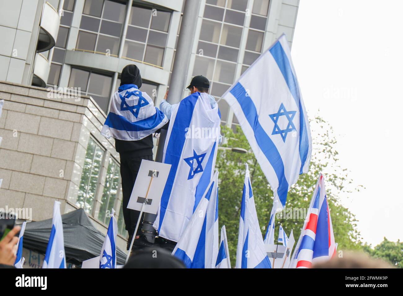 LONDON, ENGLAND, MAY 23 2021, Pro Israel protestors gather outside the ...