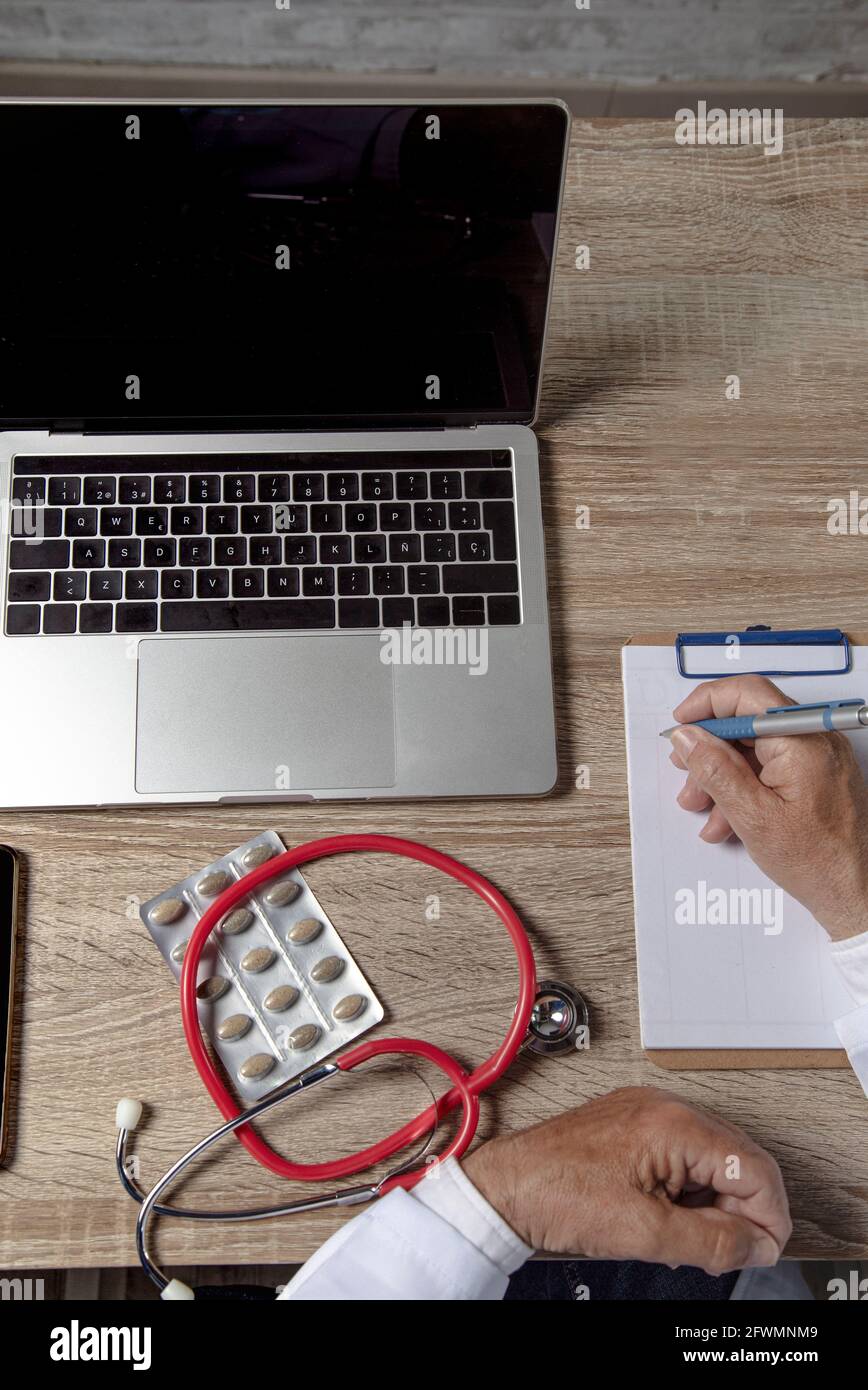 Doctor workspace hi-res stock photography and images - Alamy