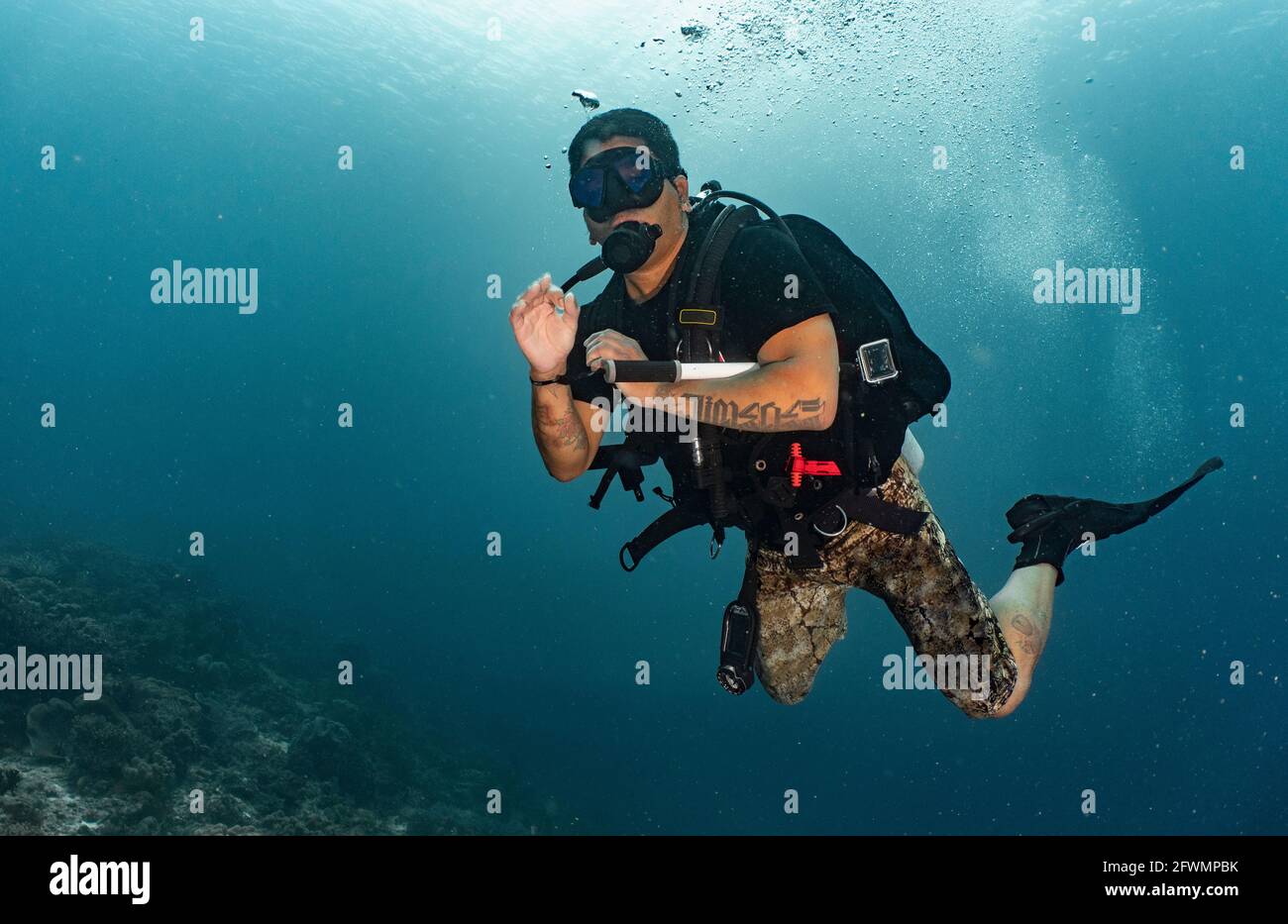 Underwater ok signal hi-res stock photography and images - Alamy
