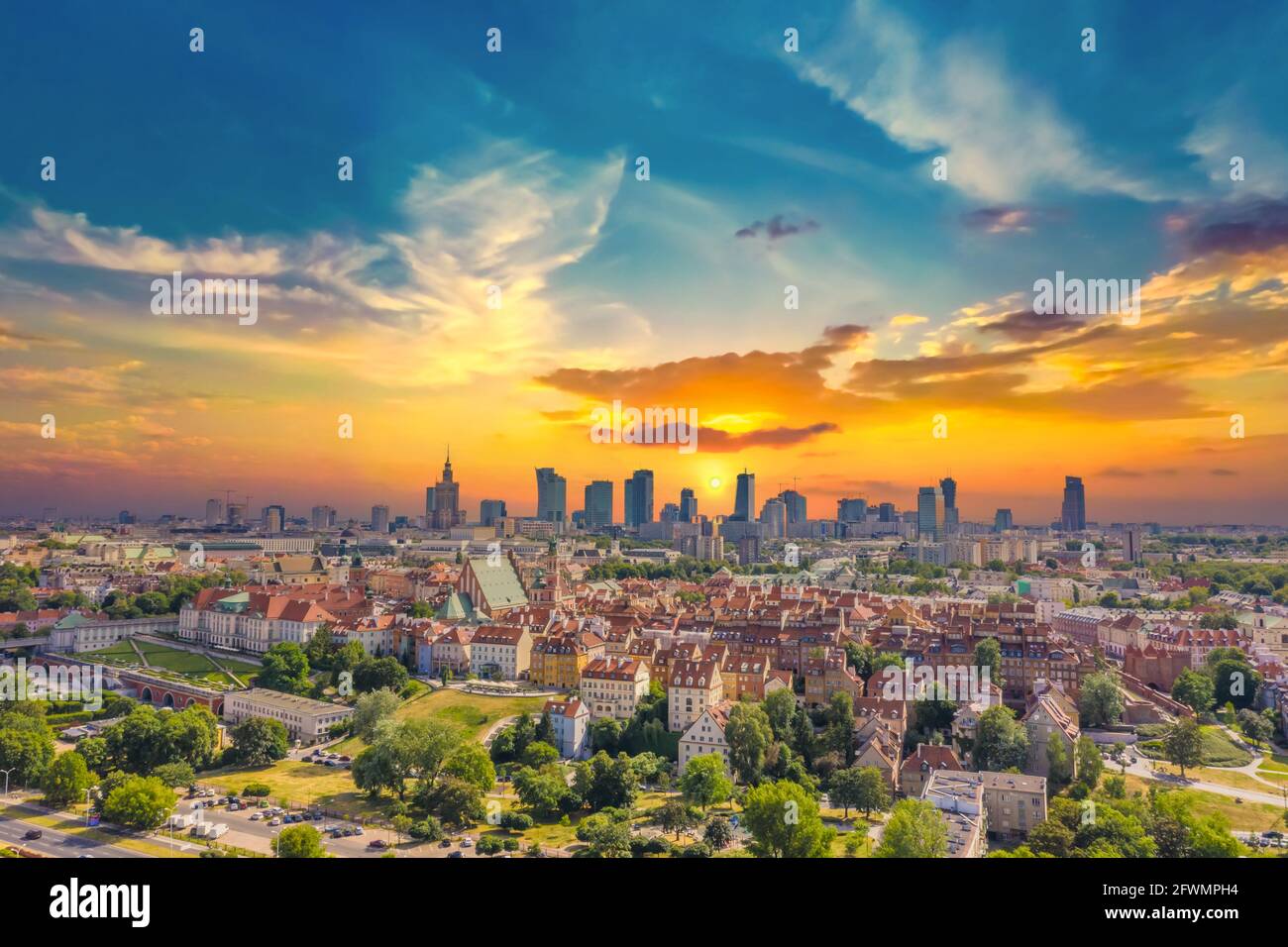 Skyscraper above clouds hi-res stock photography and images - Alamy