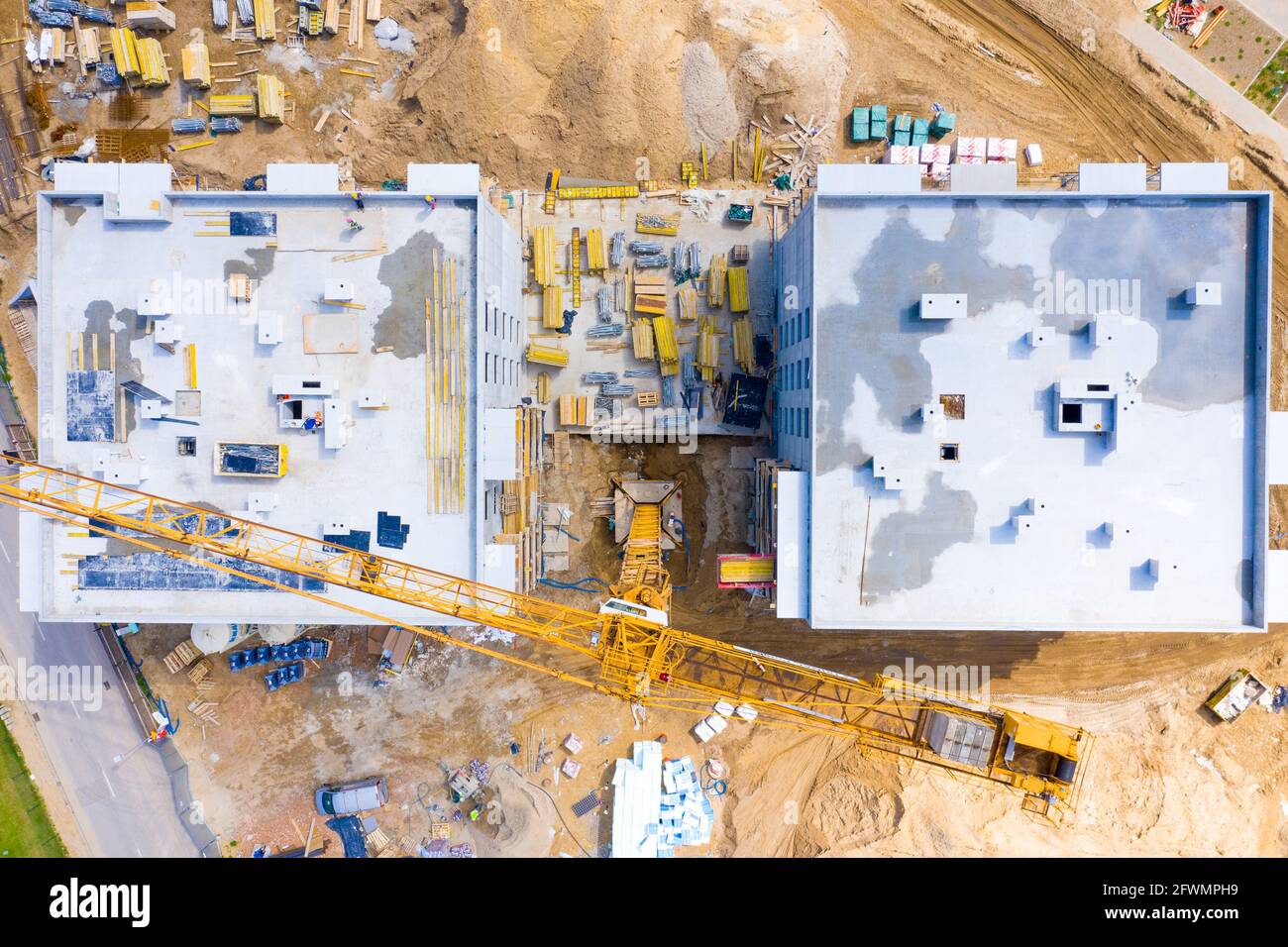 Construction workers building road dubai hi-res stock photography and ...