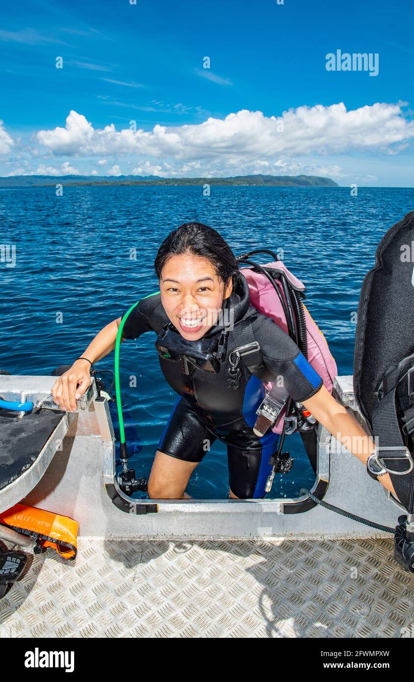 Scuba diver looking at camera hi-res stock photography and images - Alamy