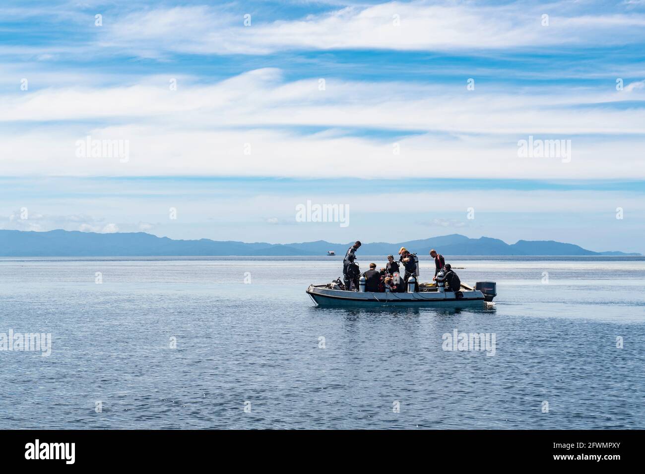 Group of divers on diving boat hi-res stock photography and images - Alamy