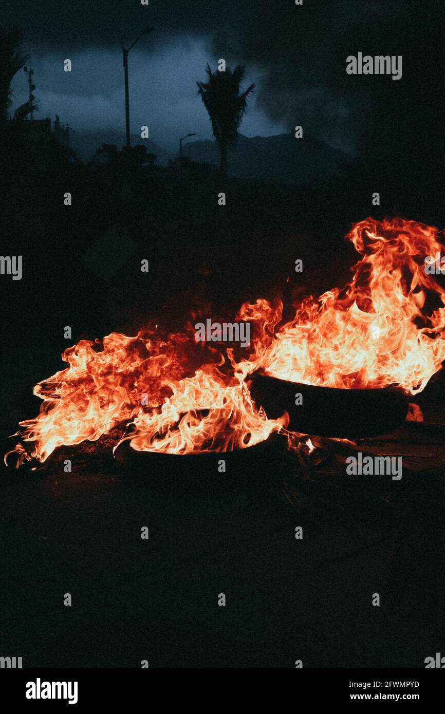 Riot fire hi-res stock photography and images - Alamy