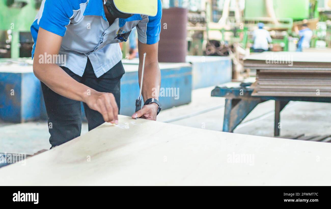 Inspection wood storage warehouse hi-res stock photography and images ...