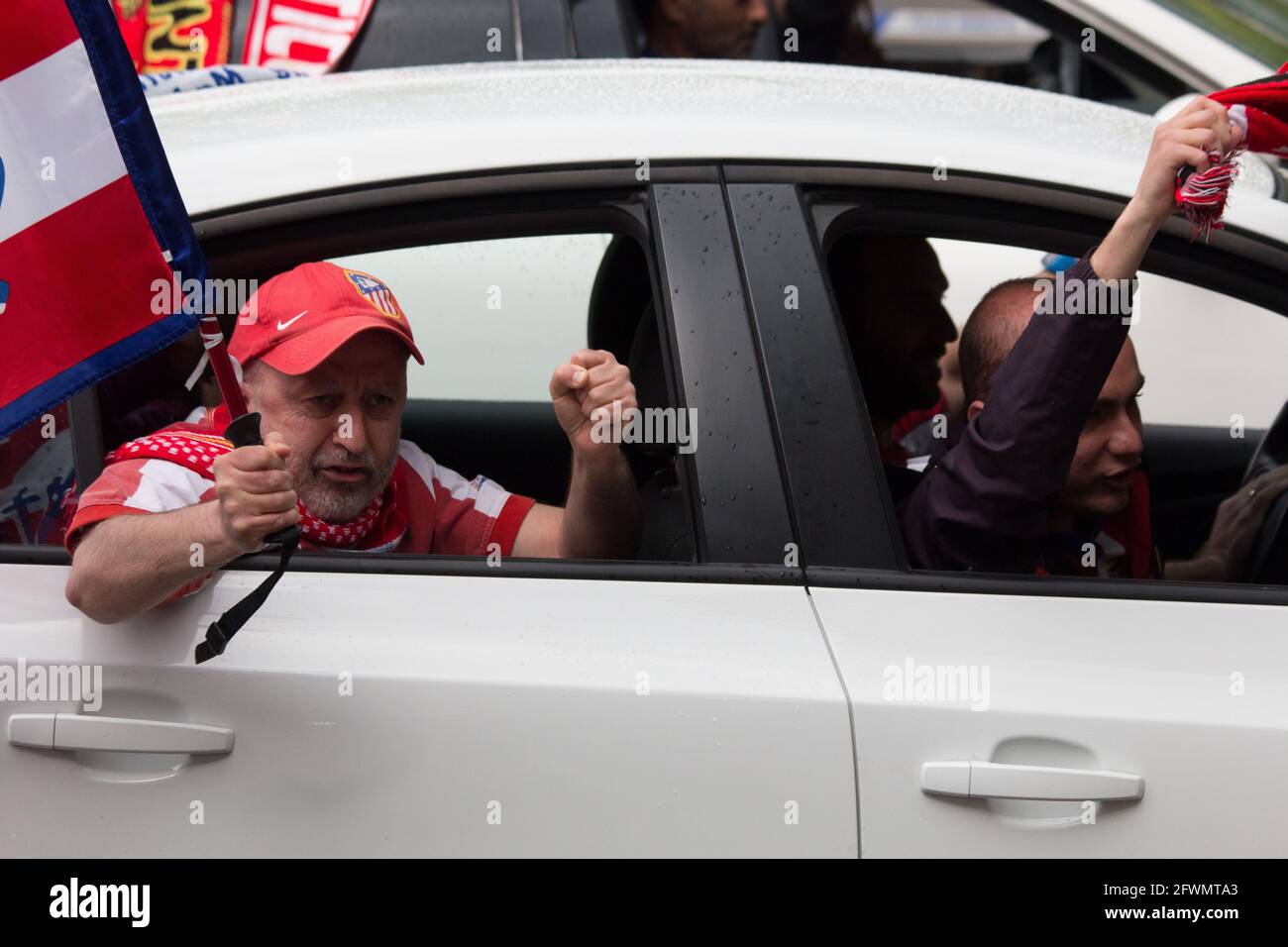 A man celebrates the La Liga tittle of Atlético de Madrid. (Photo by ...