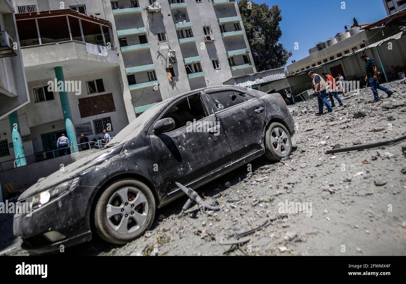 Gaza City, The Gaza Strip, Palestine. 23rd May, 2021. Palestinians look ...