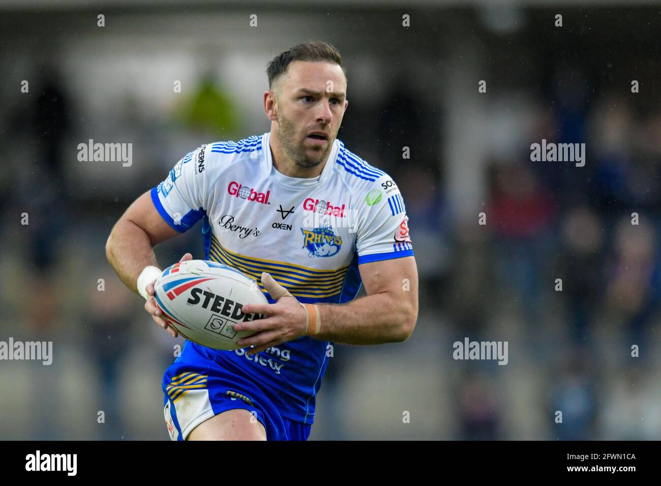Luke Gale (7) of Leeds Rhinos runs with the ball Stock Photo - Alamy