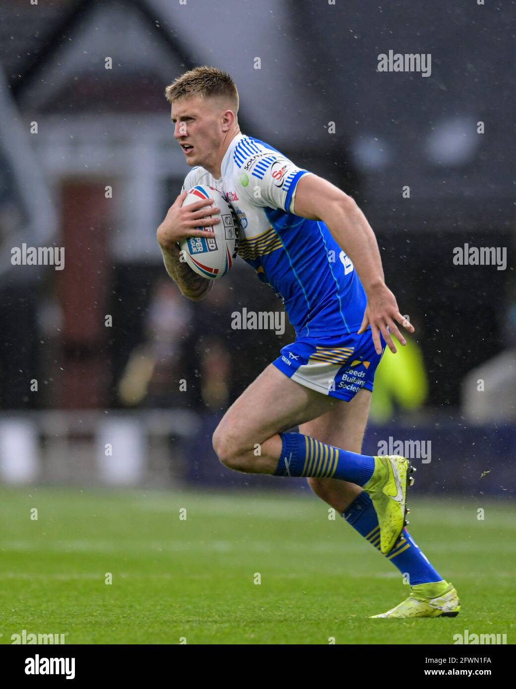 Leeds rhinos alex mellor runs hi-res stock photography and images - Alamy