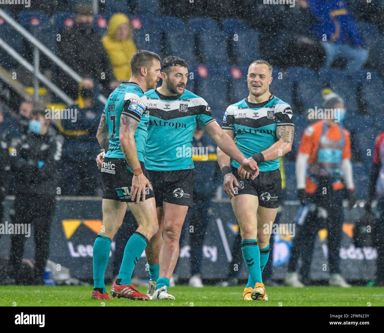 Adam Swift (21) of Hull FC celebrates beating Leeds Rhinos 12-18 with ...