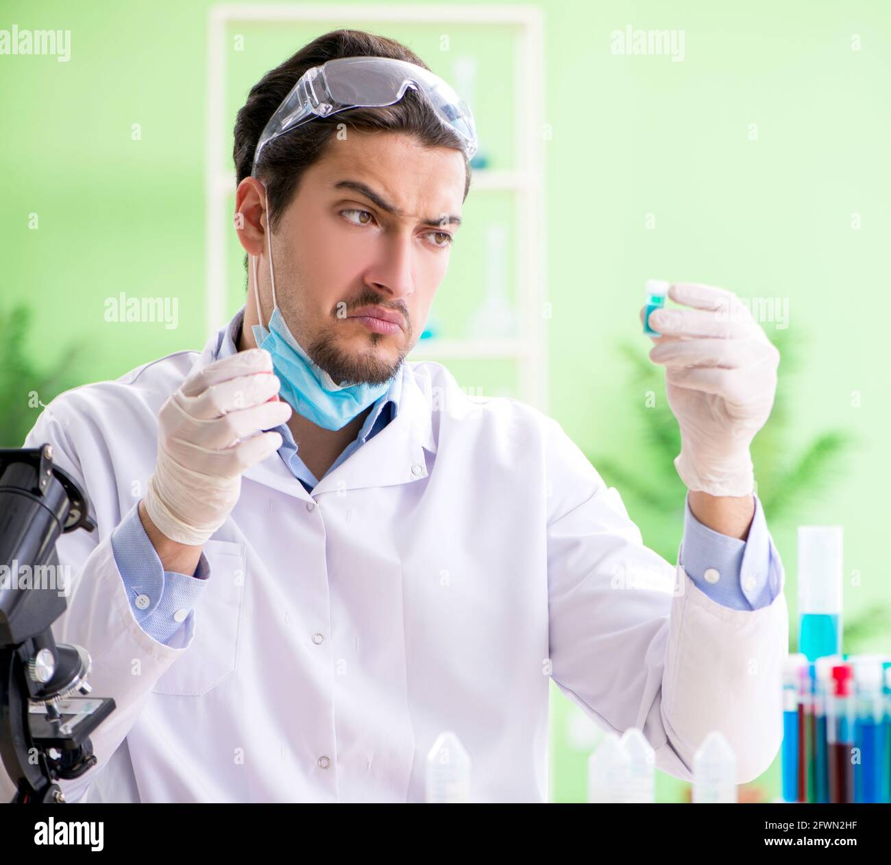 The man chemist working in the lab Stock Photo - Alamy