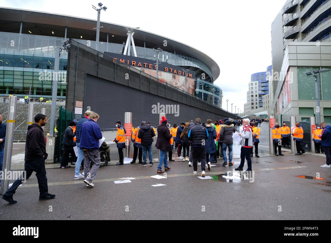 Fans arrive at the emirates stadium hi-res stock photography and images ...