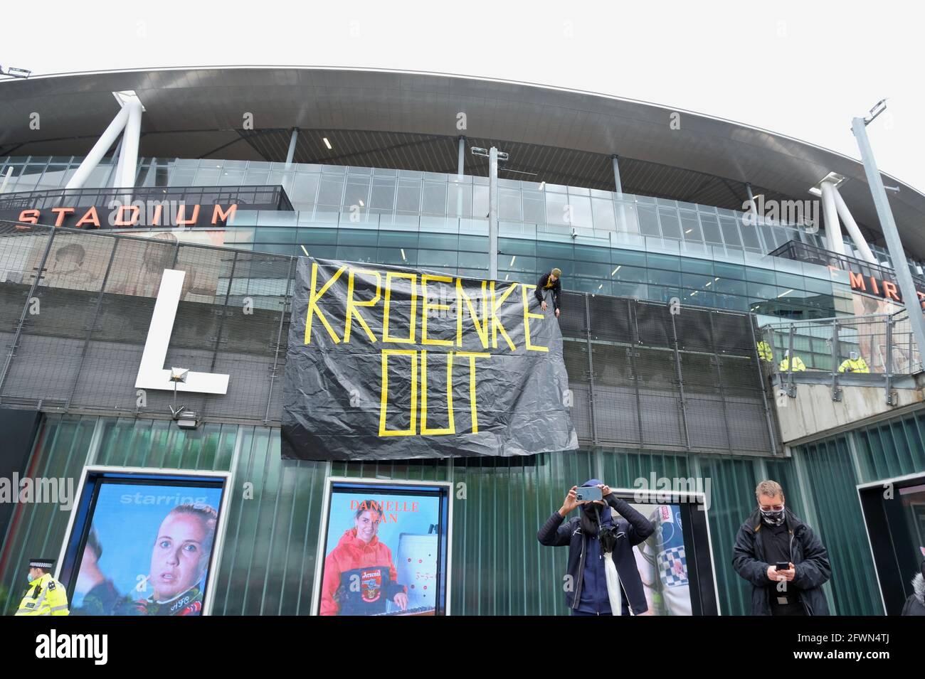 Arsenal fans banner emirates stadium hi-res stock photography and ...