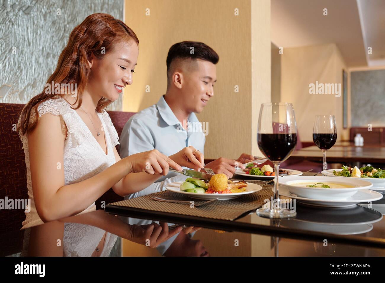 Healthy eating couple cafe hi-res stock photography and images - Alamy