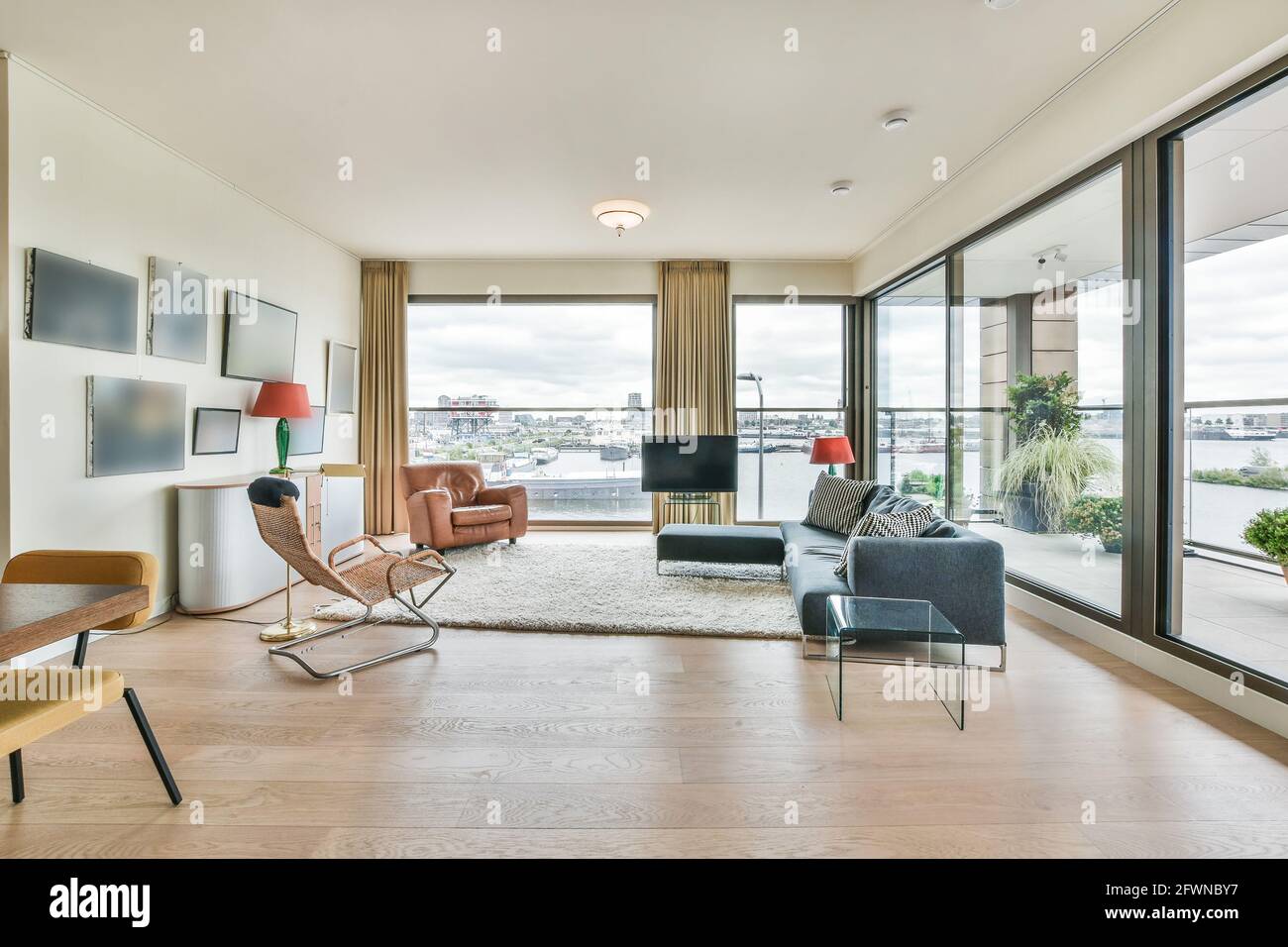 Large lounge windows hi-res stock photography and images - Alamy