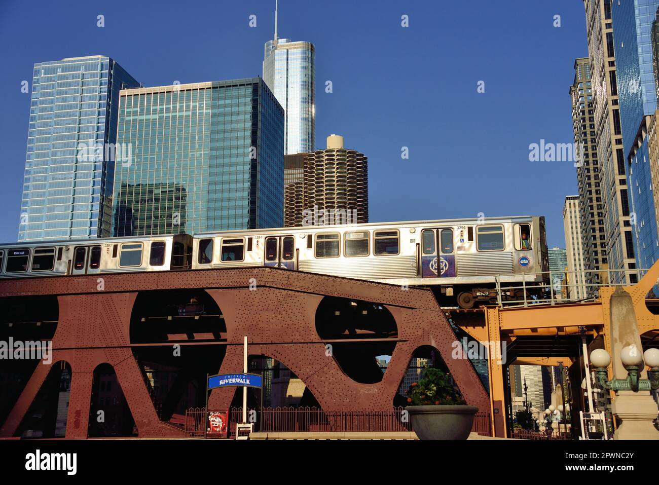 Chicago, Illinois, USA. A CTA Brown Line rapid transit train crossing ...